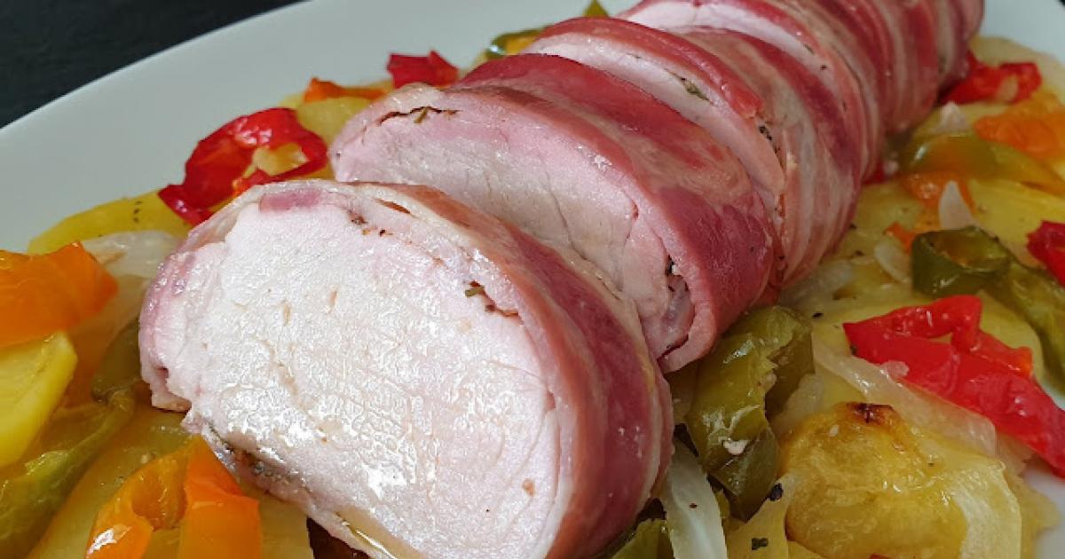 Solomillo de cerdo envuelto en bacon al horno, con patatas ...