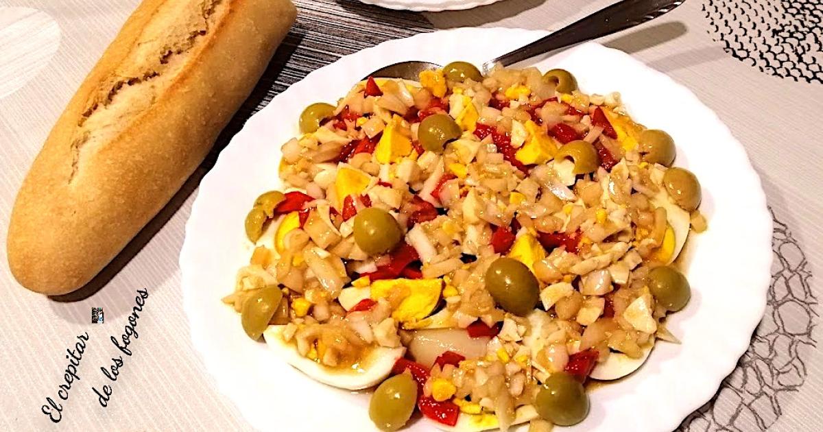 Ensalada de huevo duro, espárragos y aceitunas (fresca, fácil y llena ...